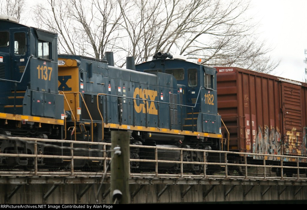 CSX MP15 1182 on the I85 overpass